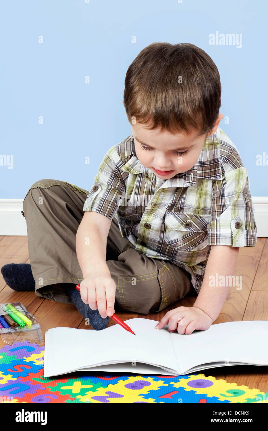 Little boy coloring Stock Photo - Alamy