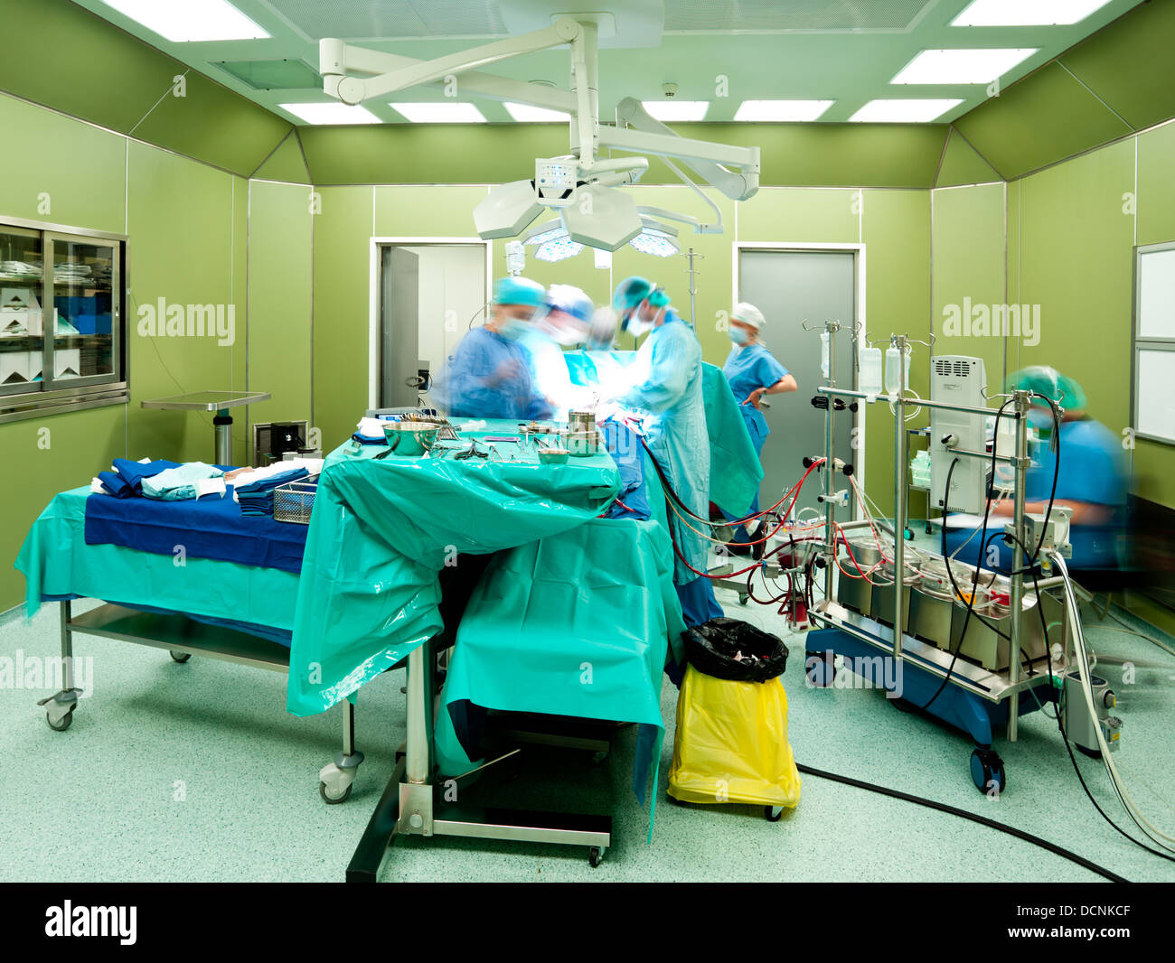 Surgery operation hi-res stock photography and images - Alamy
