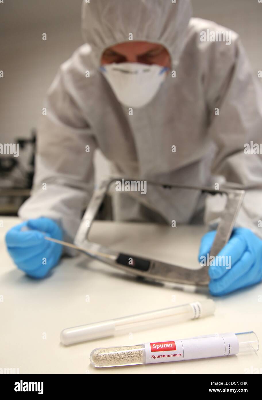 Forensics suit hi-res stock photography and images - Alamy