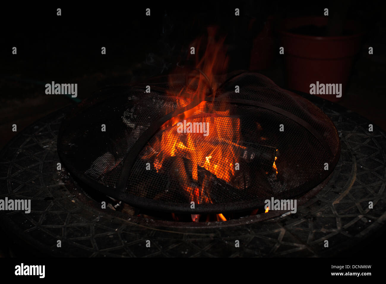 Outdoor fire pit hi-res stock photography and images - Alamy