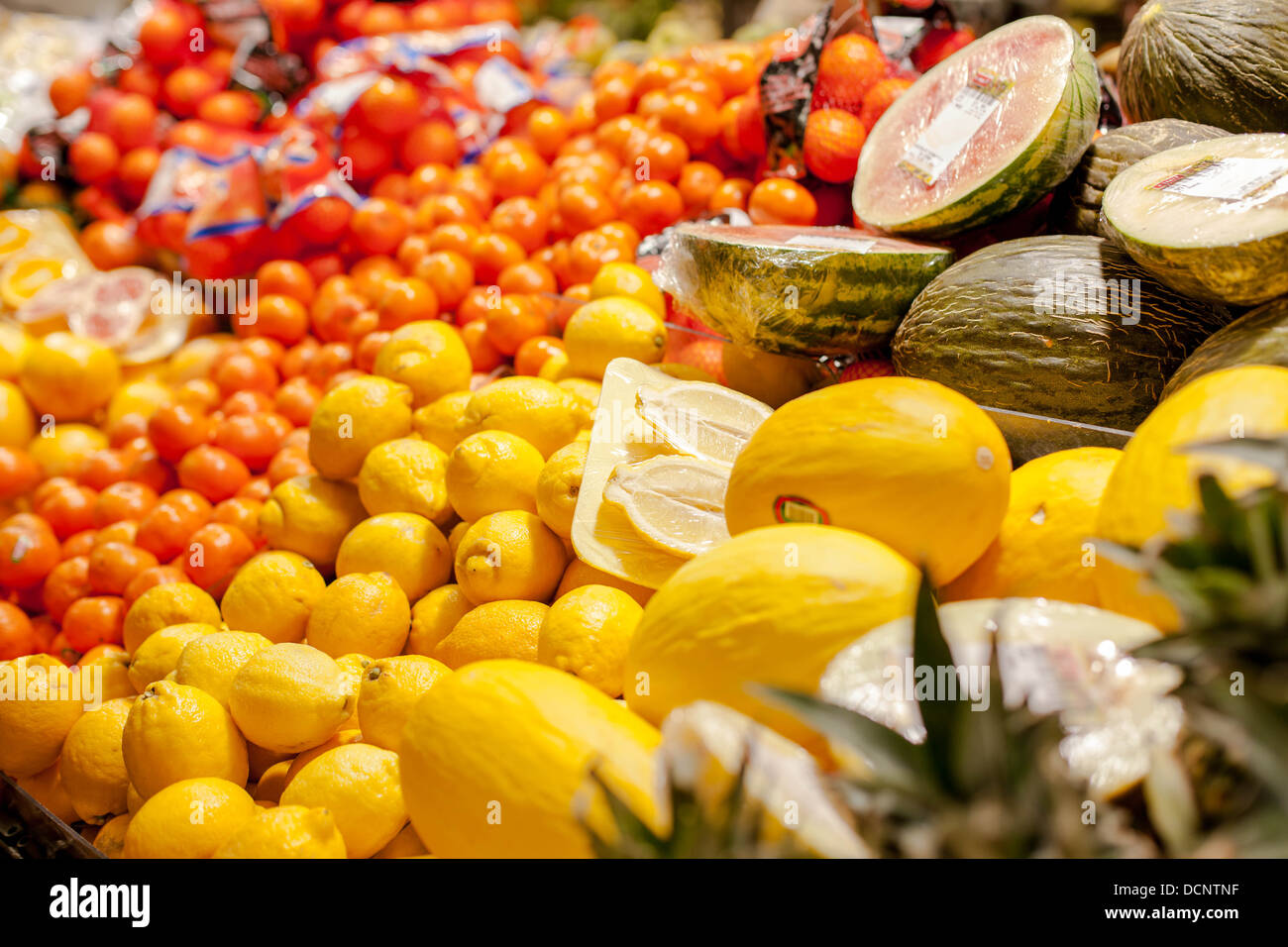 Fruit booth hi-res stock photography and images - Alamy