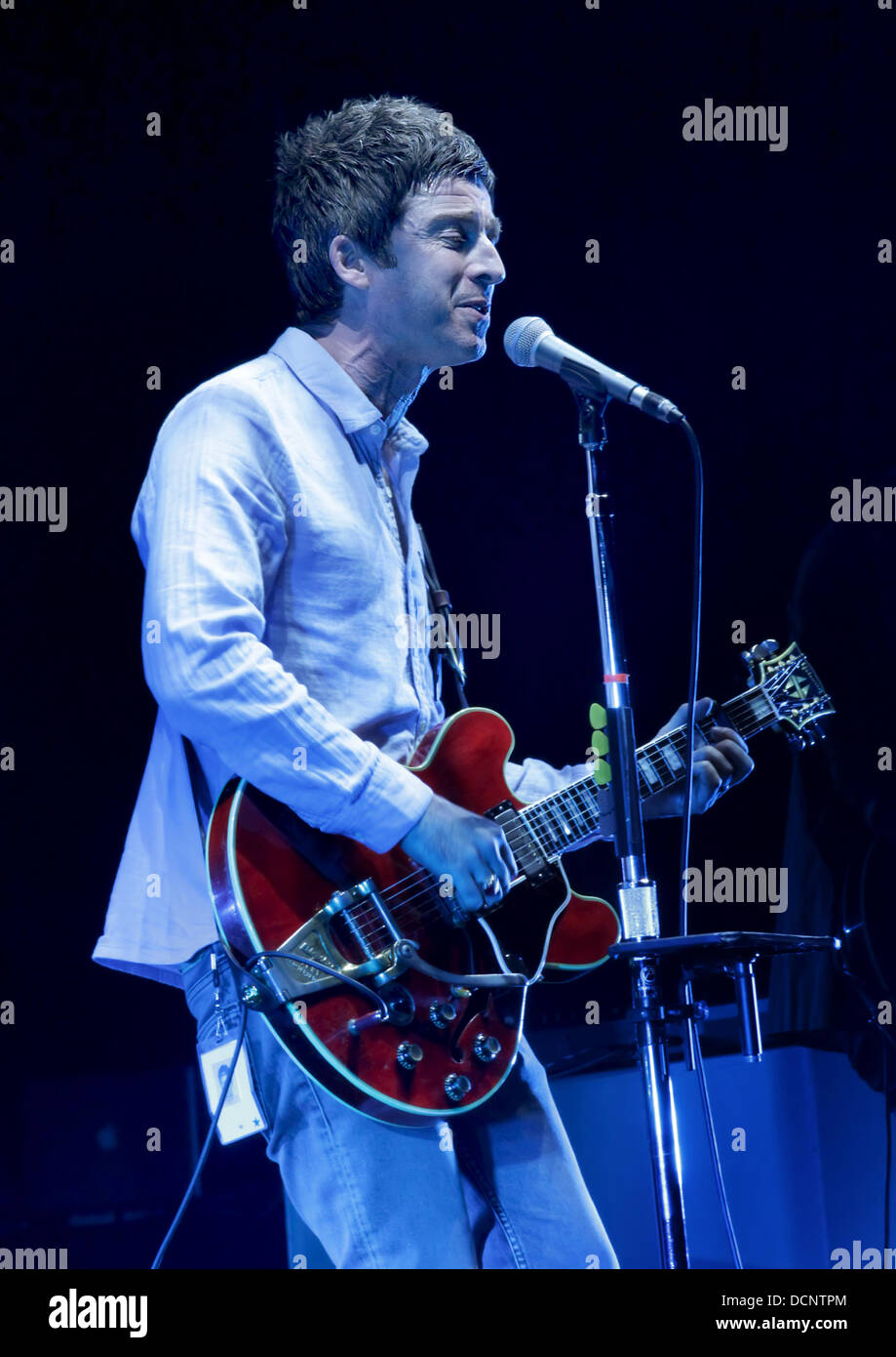 Noel Gallagher Performing With His New Band Noel Gallaghers High 4031