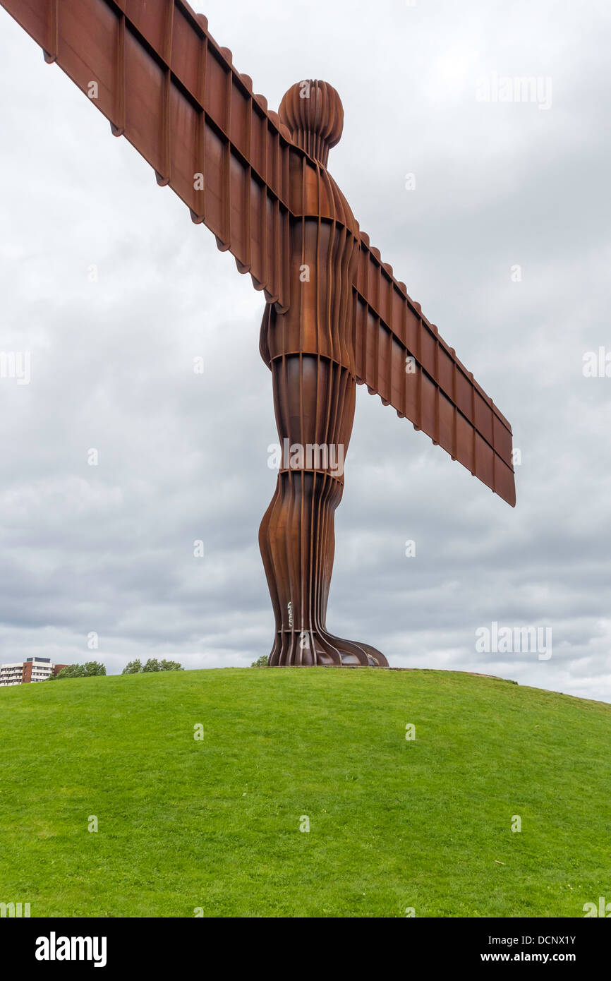 The massive steel Angel of the North sculpture by Anthony Gormley at ...