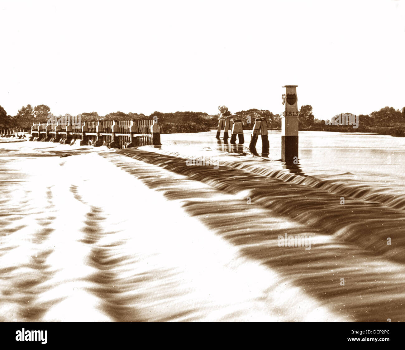 Chertsey thames old hi-res stock photography and images - Alamy