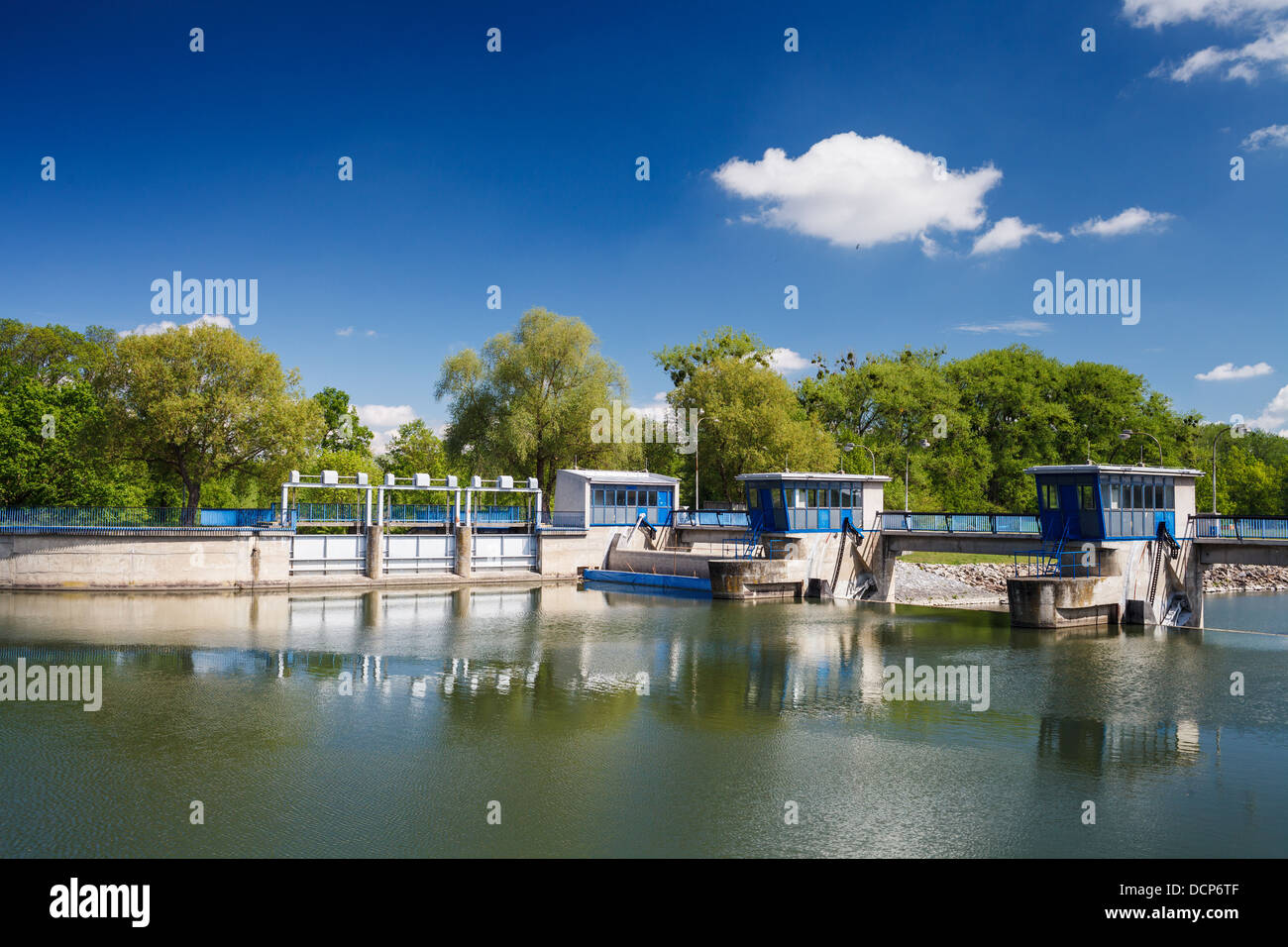 Canal lock/Floodgate/Ship lock on a river Stock Photo - Alamy