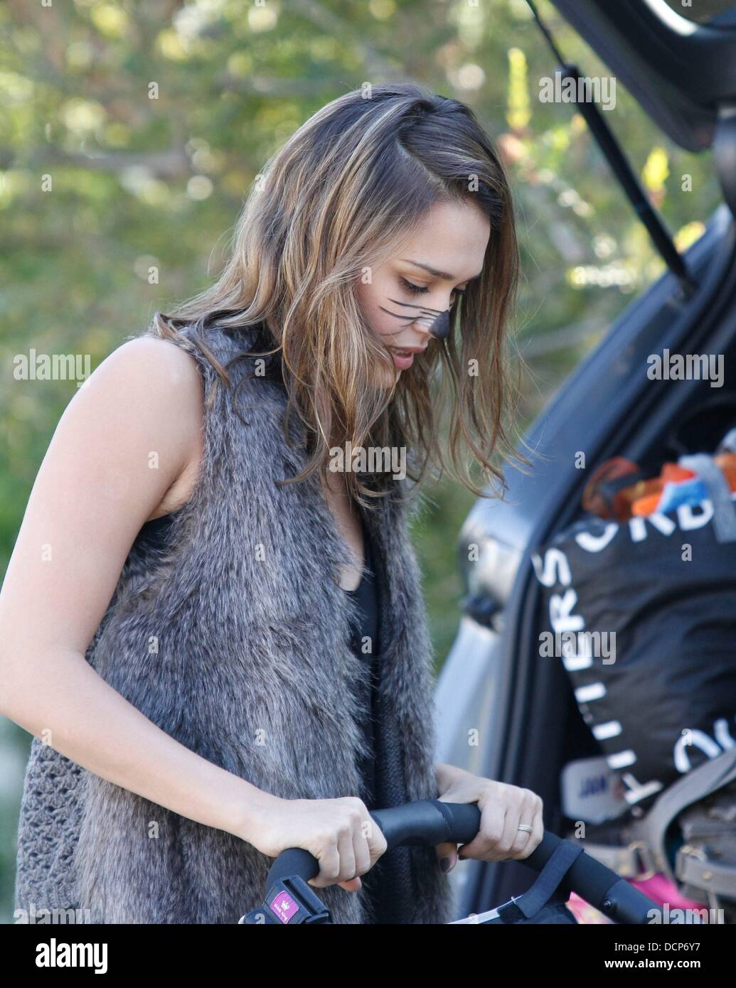 Jessica alba nose painted cat hi-res stock photography and images - Alamy