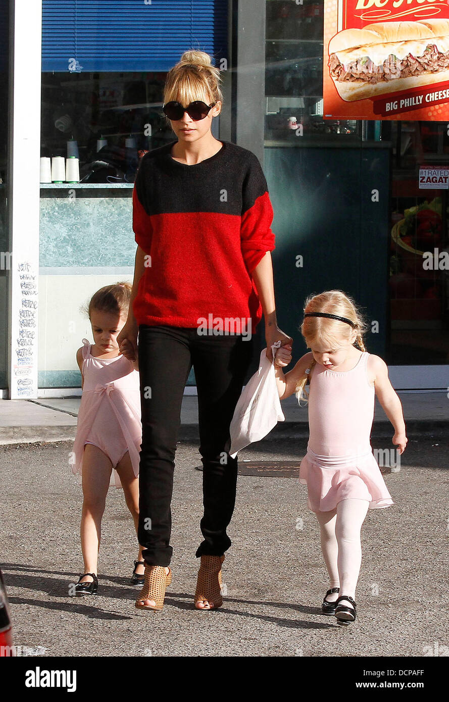 Nicole Richie took her daughter Harlow (left) and a friend to a ballet ...