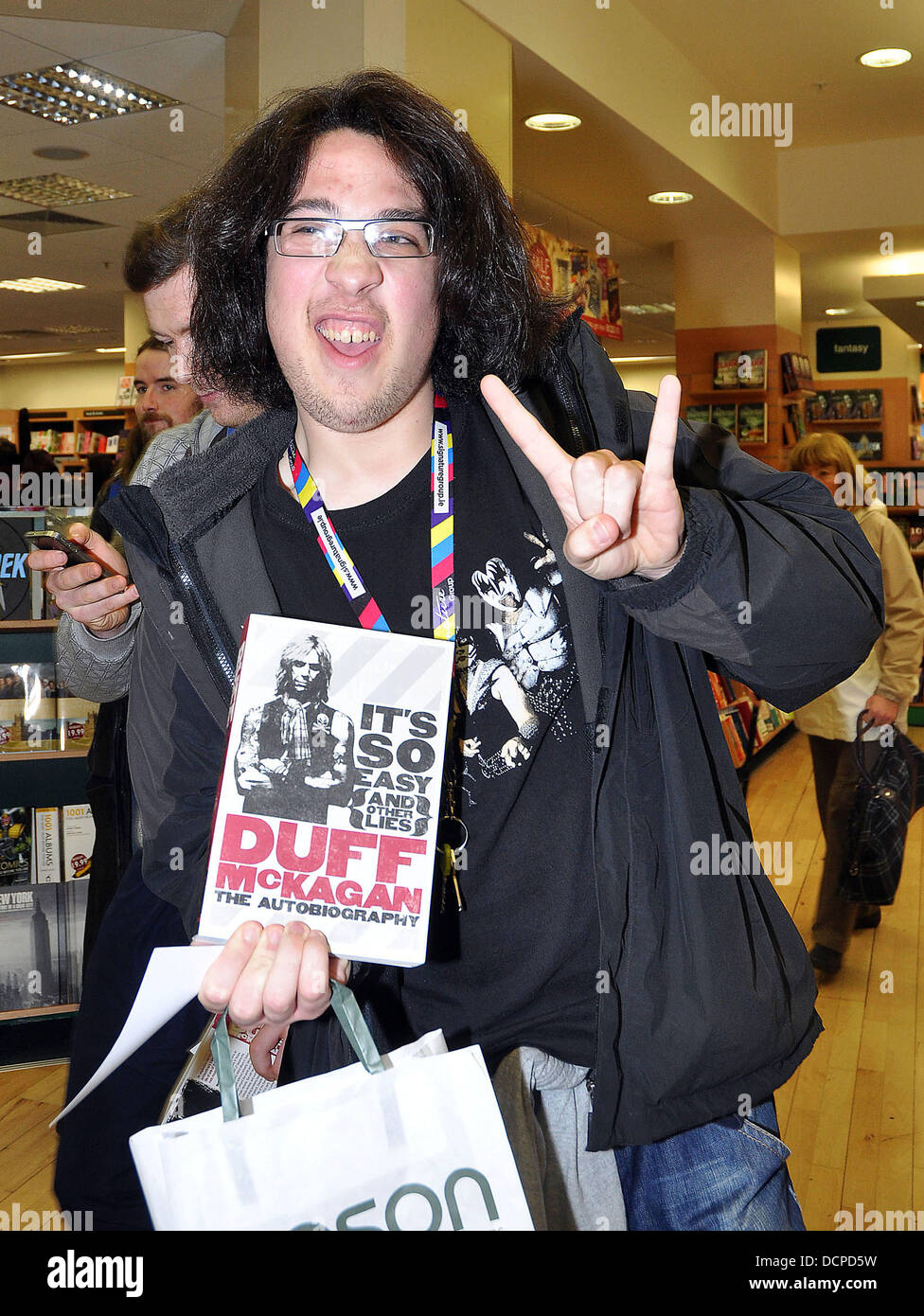 Guns n roses bassist hi-res stock photography and images - Alamy