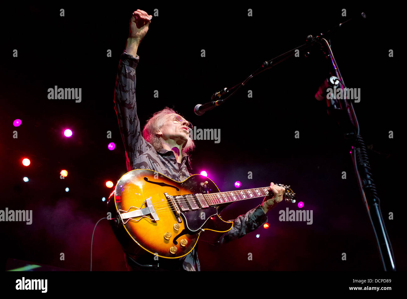 Steve howe yes hi-res stock photography and images - Alamy