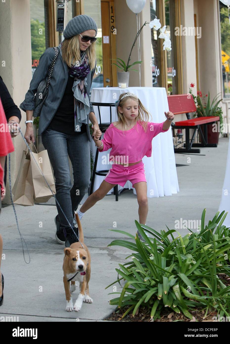 Heidi klum daughter leni shopping hi-res stock photography and images ...