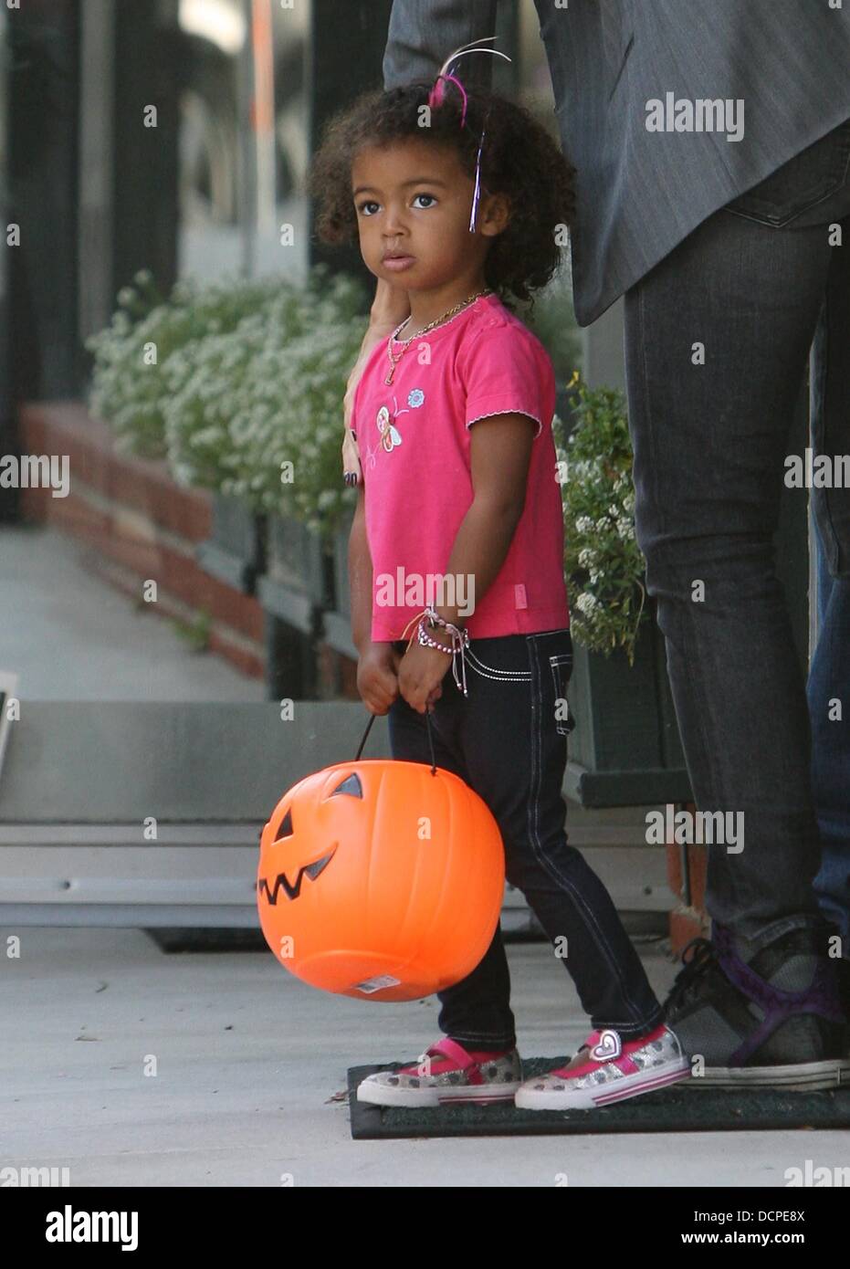 Lou Samuel shopping with her family in Brentwood Brentwood, California ...