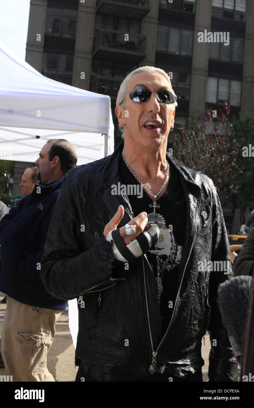 Broken Finger High Resolution Stock Photography and Images - Alamy