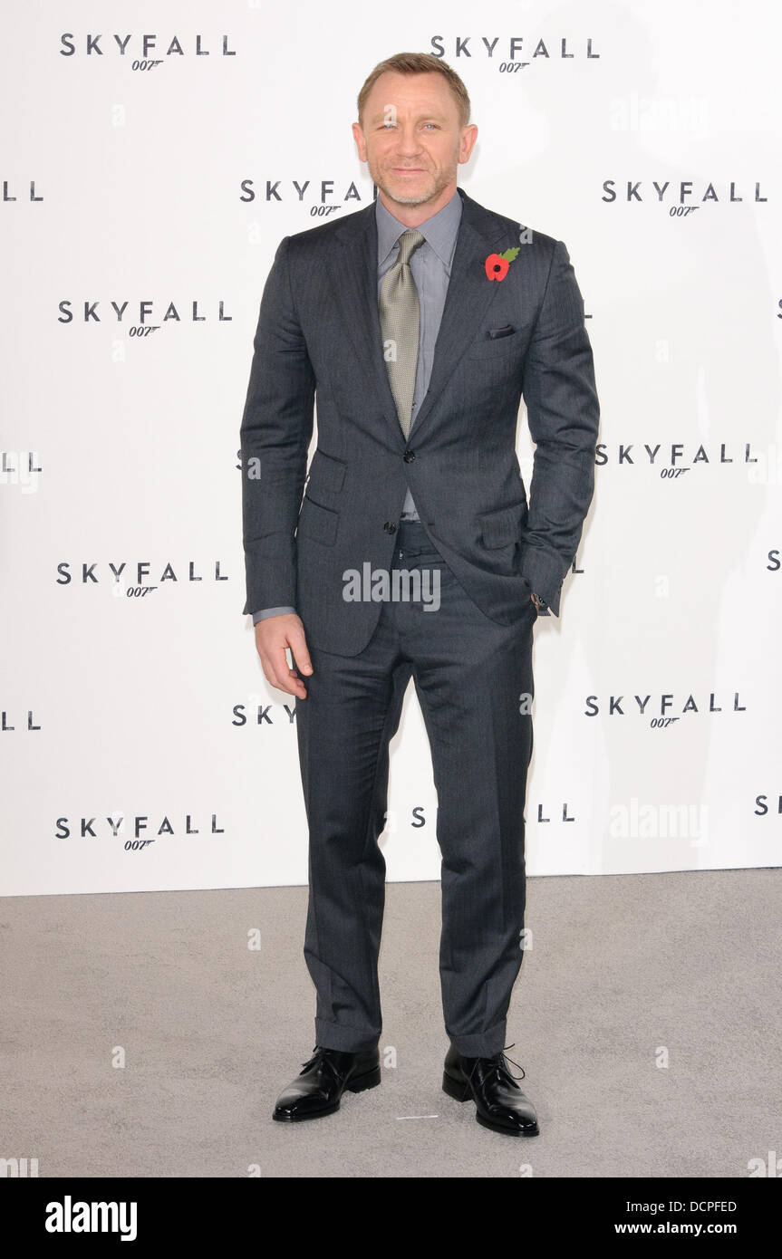Daniel craig skyfall hi-res stock photography and images - Alamy
