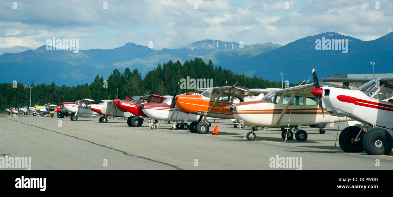 Airport outside hi-res stock photography and images - Alamy