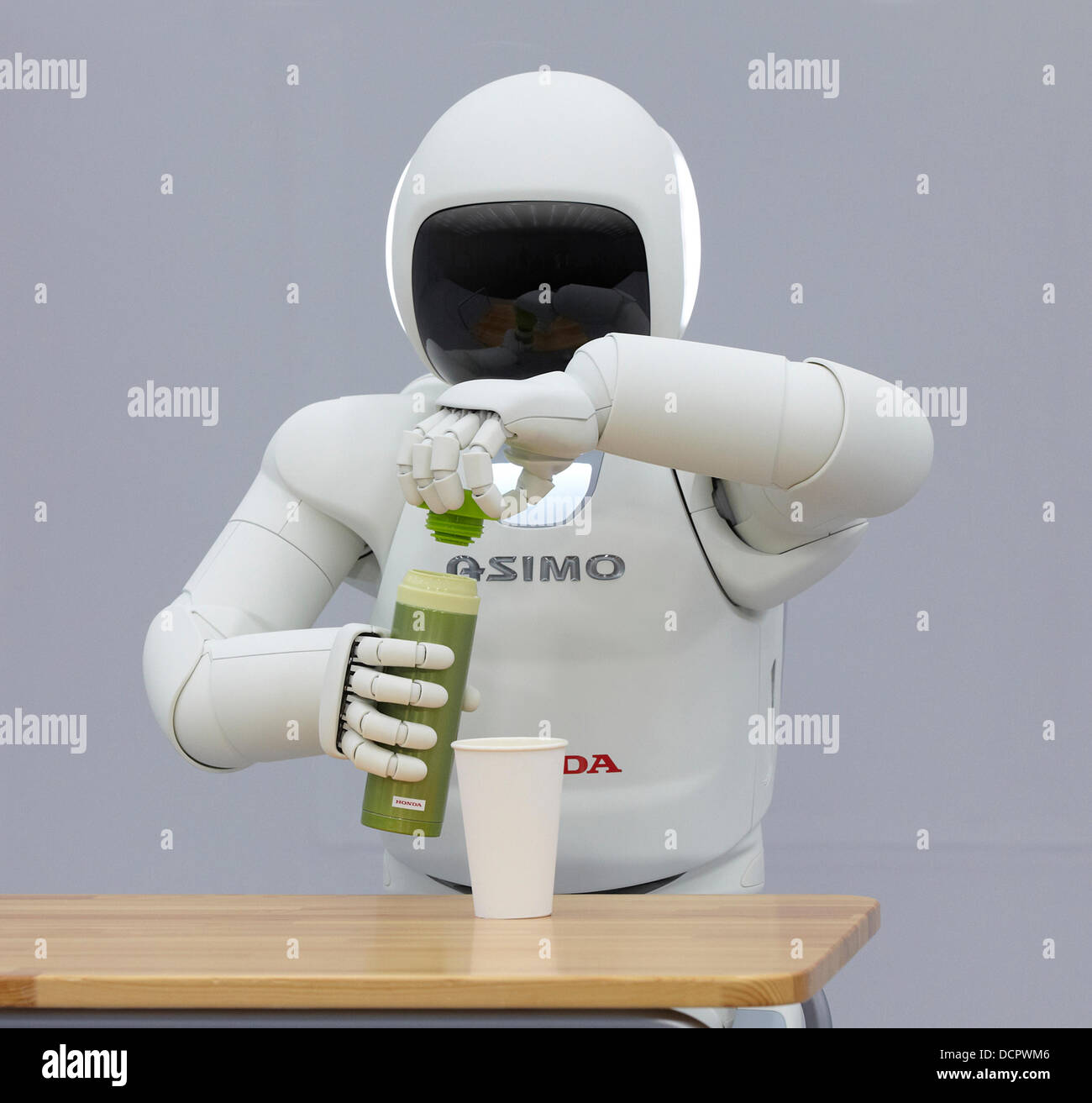 Asimo the humanoid robot Honda has unveiled a revamped version of Asimo ...