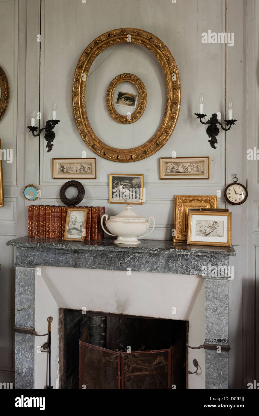 Oval picture frames antique hi-res stock photography and images - Alamy