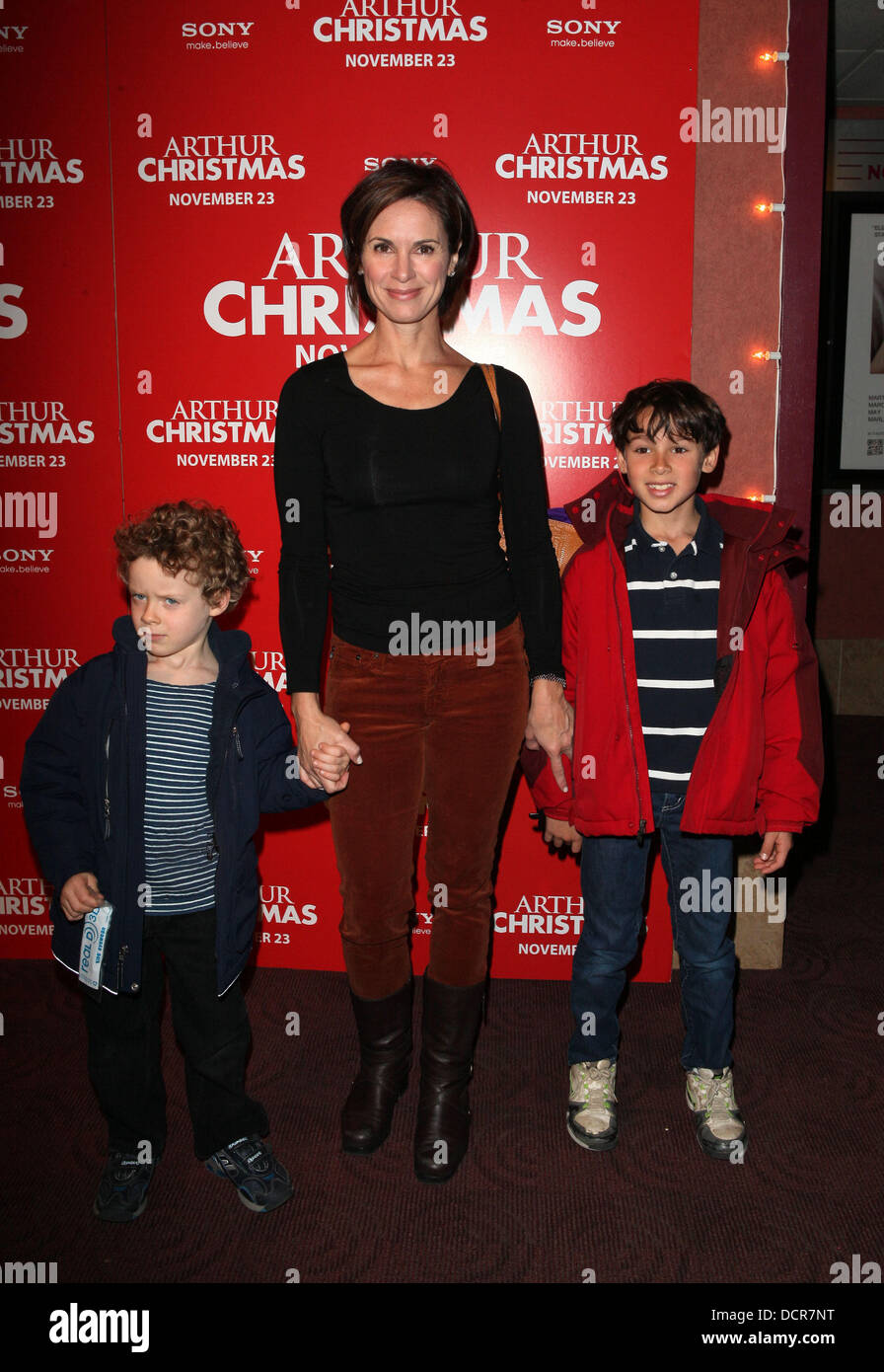 Elizabeth Vargas and sons Sam and Zachary Arthur Christmas MTA Shuttle ...