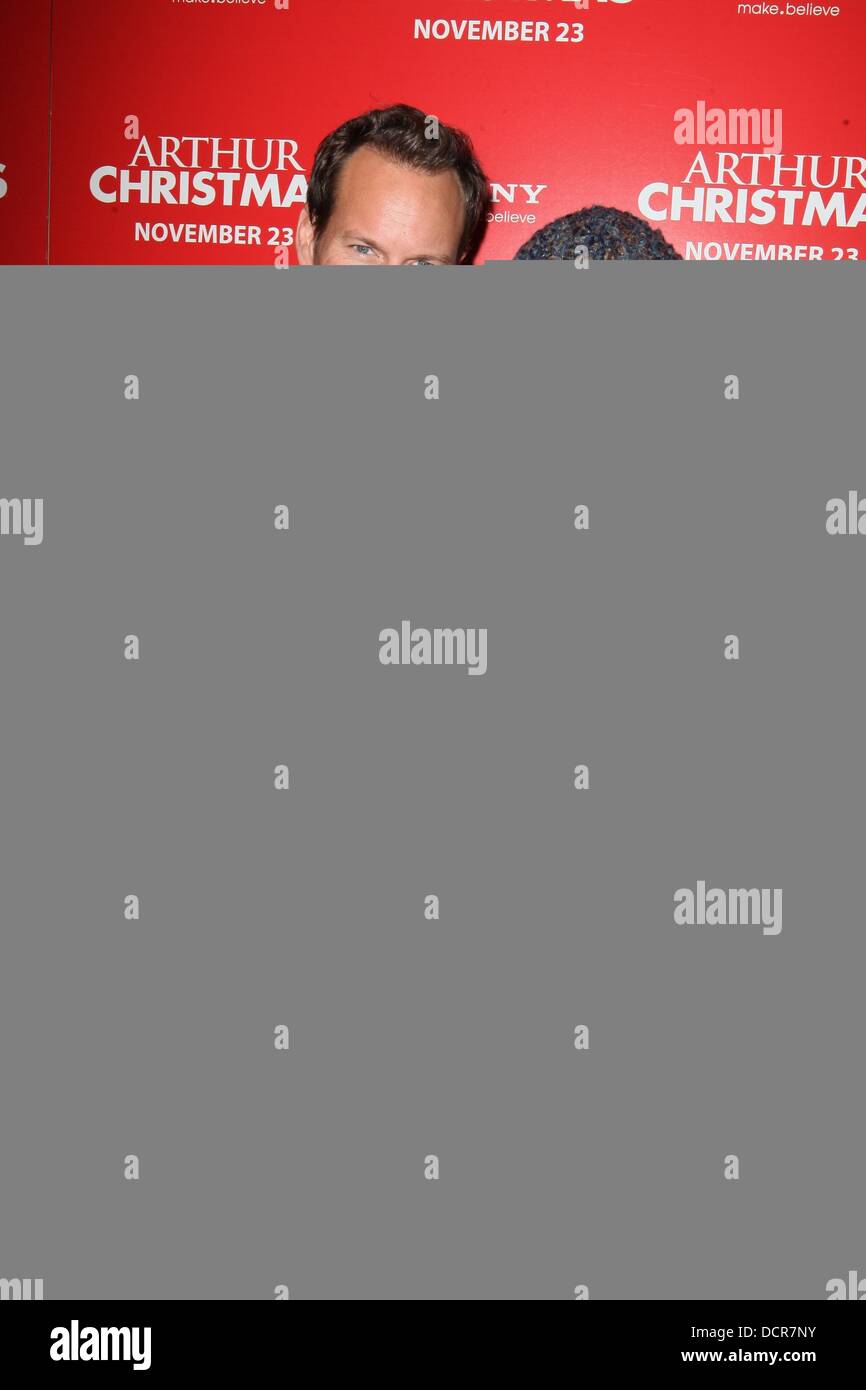 Patrick Wilson, son Kal and wife Dagmara Dominczyk Arthur Christmas MTA ...