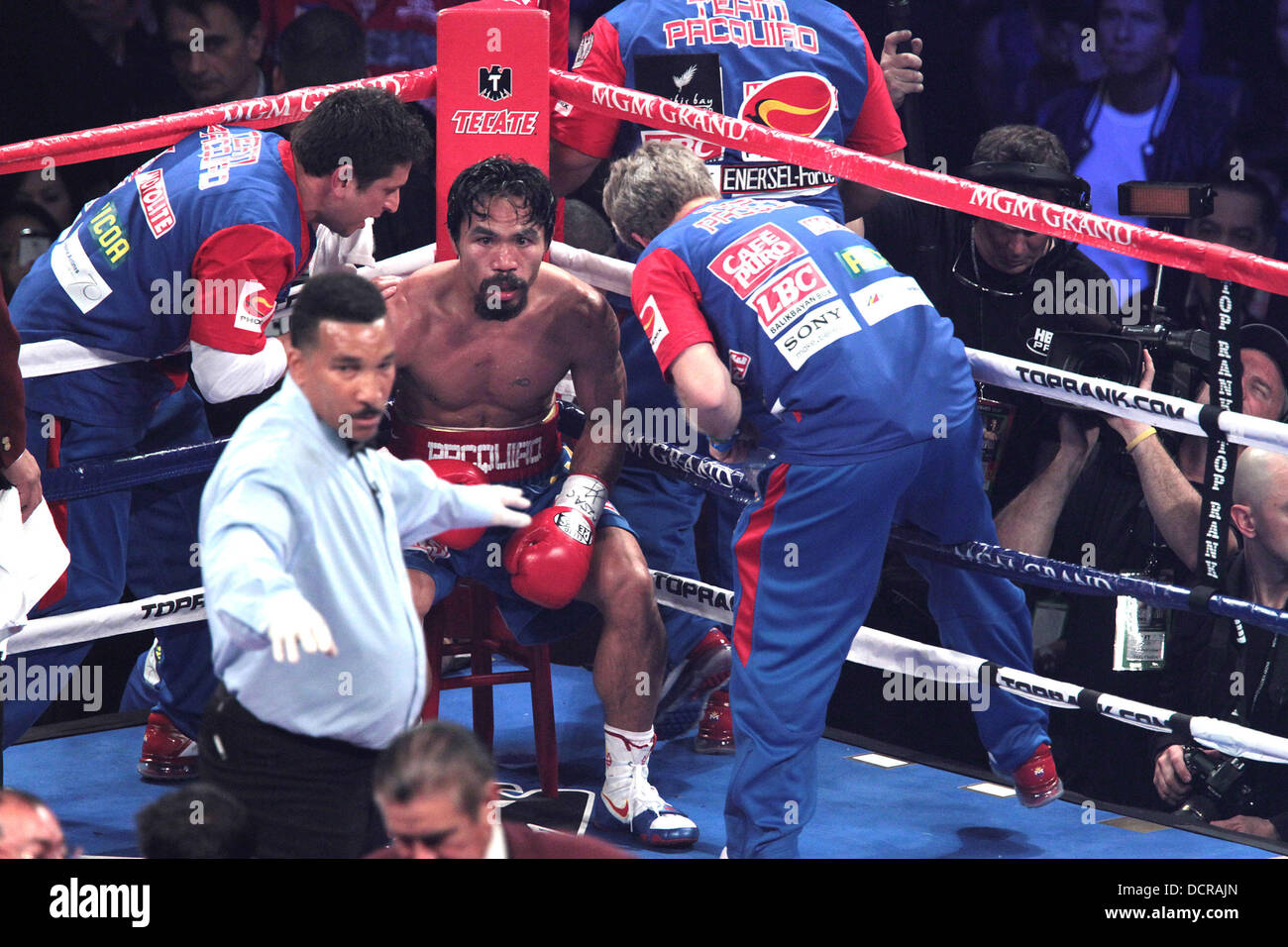Champion Manny Pacquiao (blue shorts) keeps his WBO World Welterweight ...