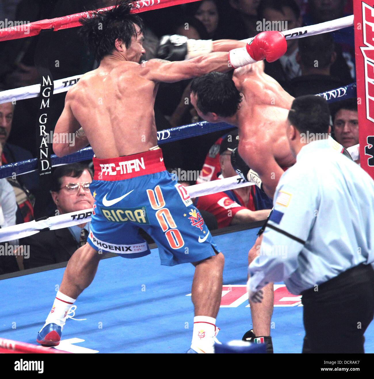 Champion Manny Pacquiao (blue shorts) keeps his WBO World Welterweight ...
