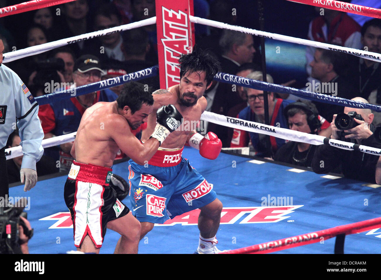 Champion Manny Pacquiao (blue shorts) keeps his WBO World Welterweight ...