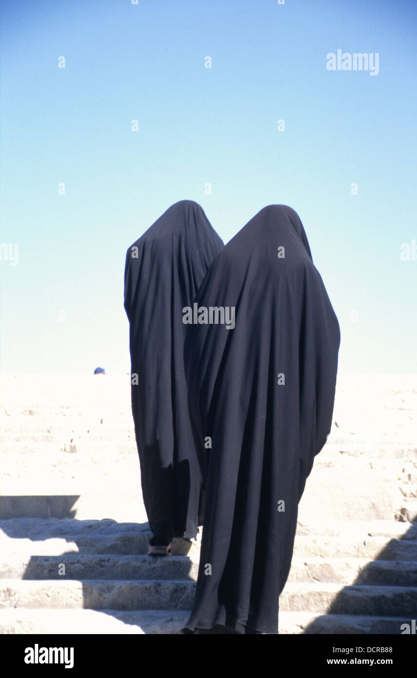 Muslim women wearing niqab chador hi-res stock photography and images ...