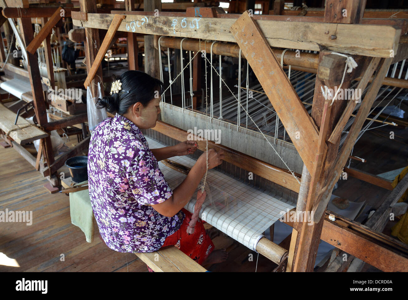 Myanmar hand loom woman hi-res stock photography and images - Alamy