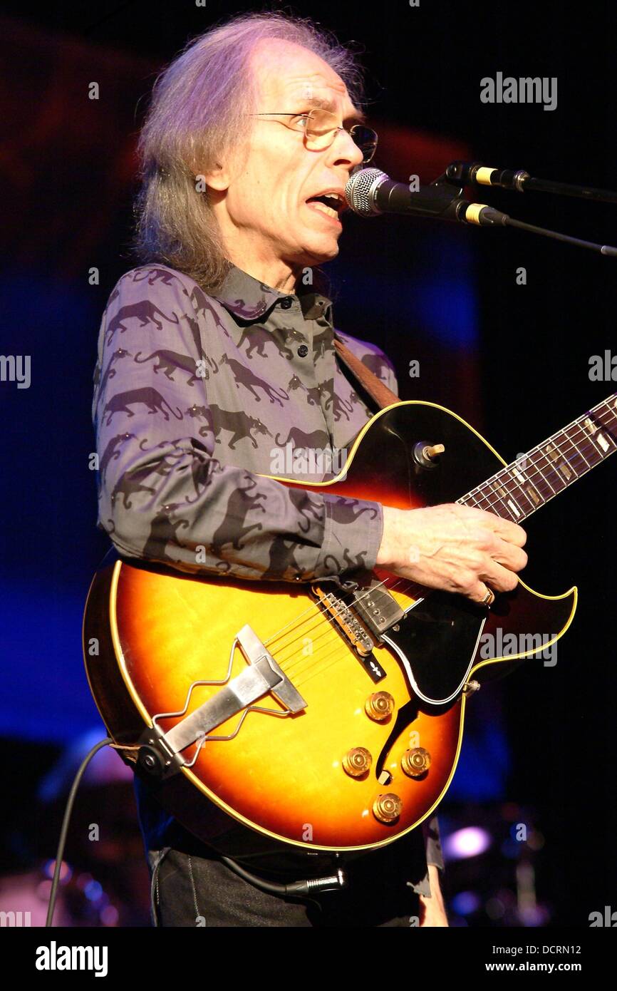 Steve howe yes hi-res stock photography and images - Alamy