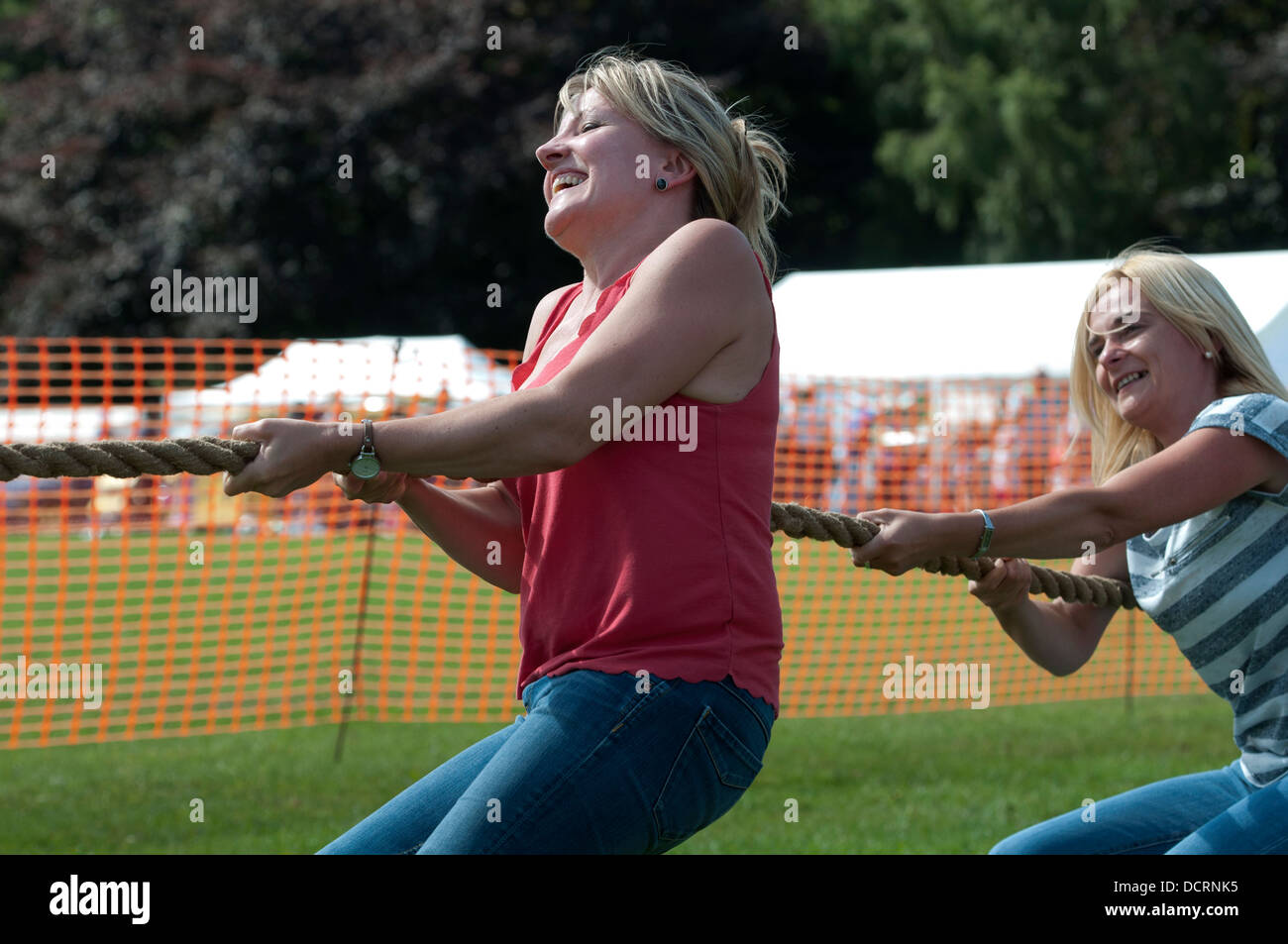 Tug of war women hi-res stock photography and images - Alamy