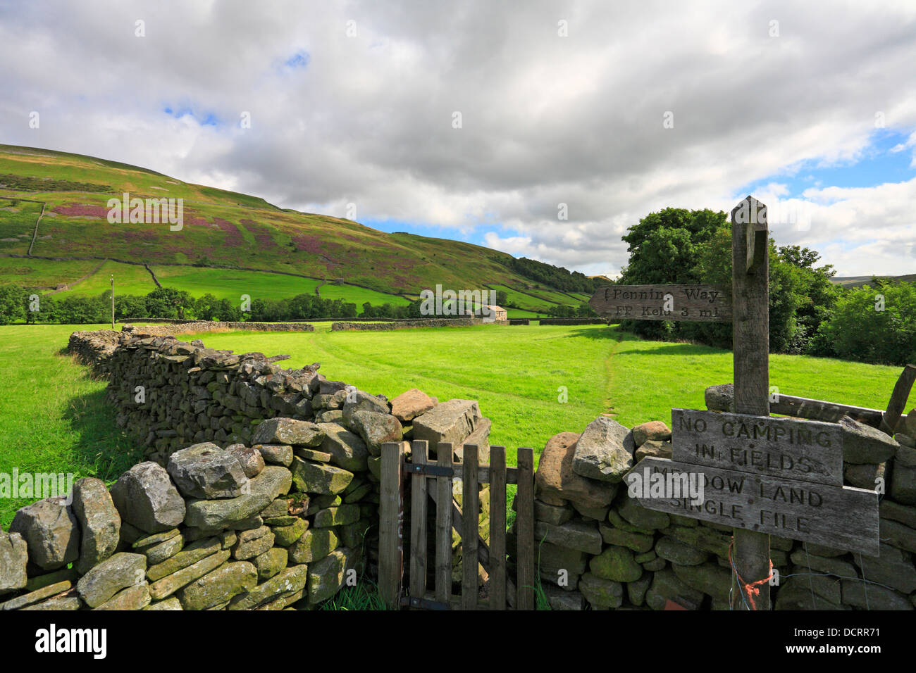 Pennine Way marker post towards Kisdon Hill in Thwaite, North Yorkshire ...