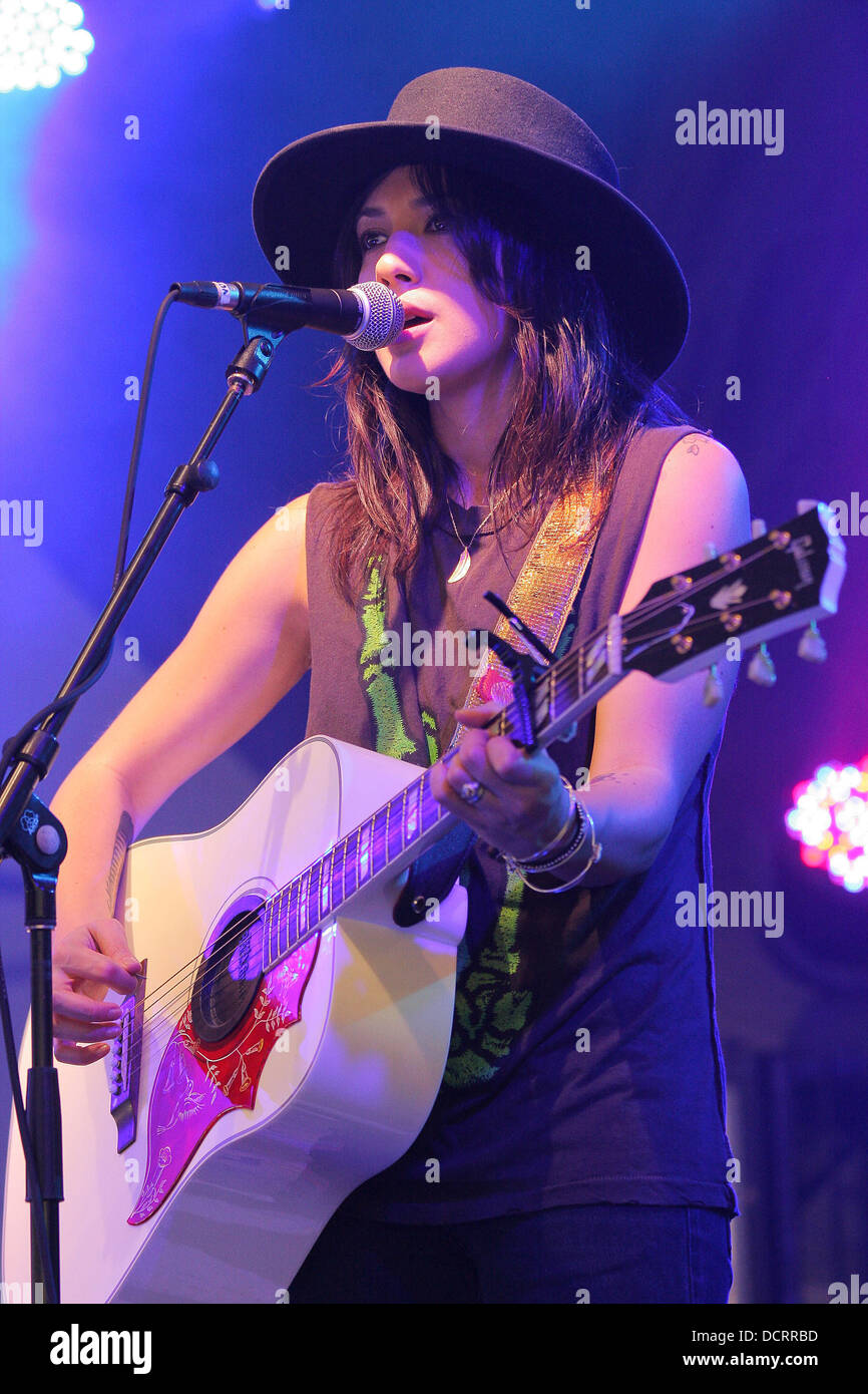 Michelle Branch Orlando Calling Music Festival at Florida Citrus Bowl ...