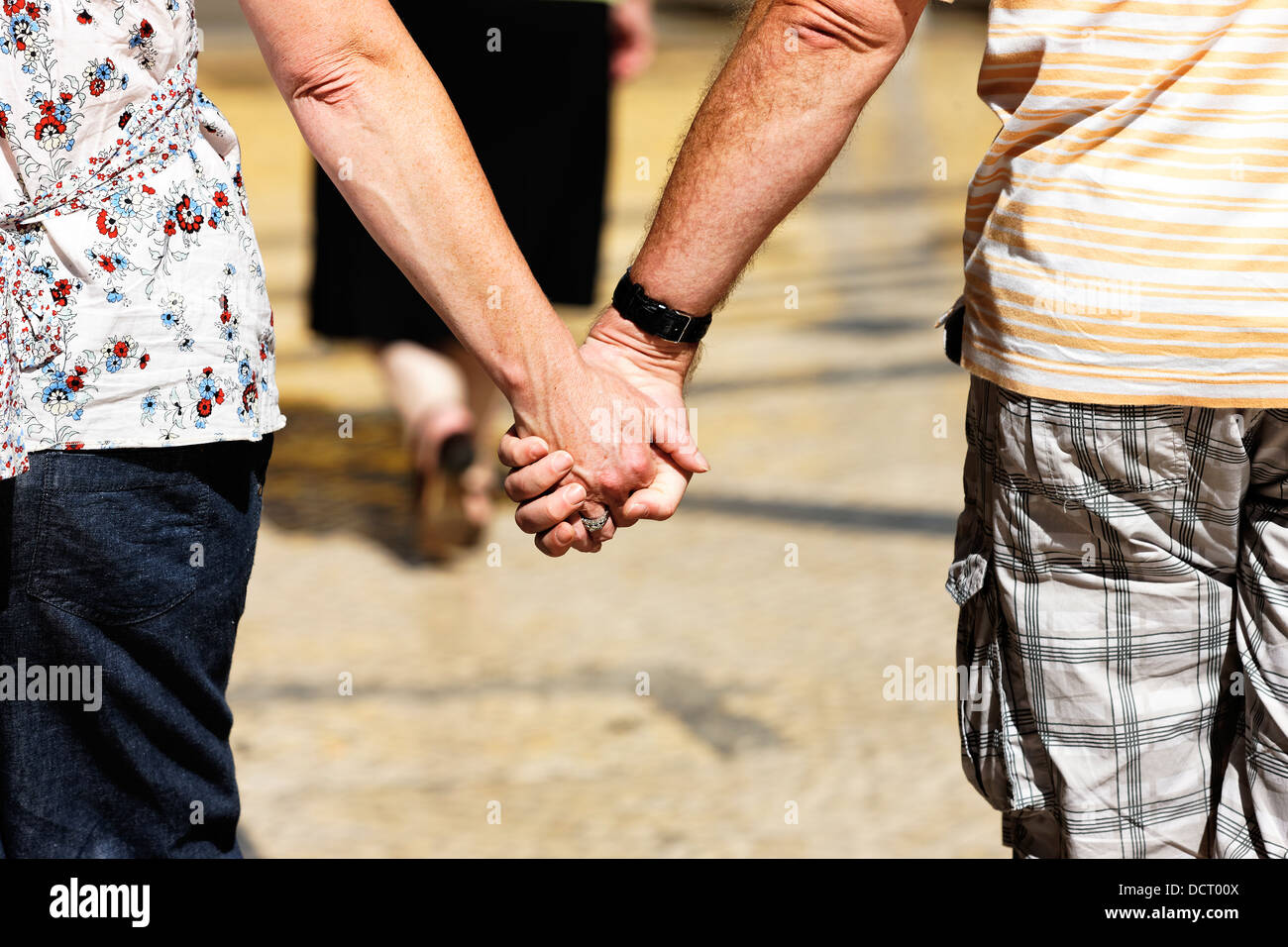 hand to hand Stock Photo - Alamy