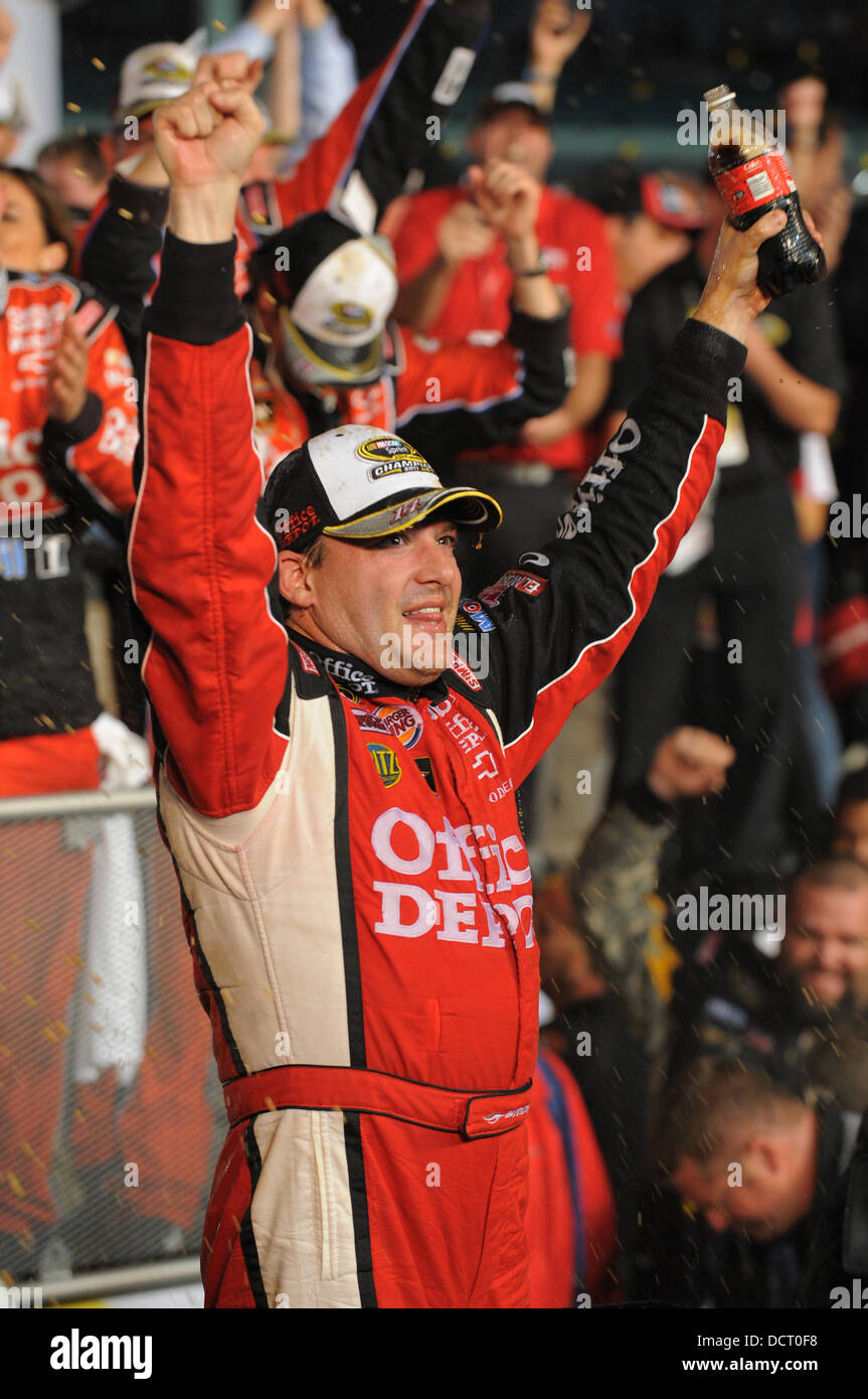 Tony Stewart wins the NASCAR Sprint Cup Series Ford 400 at Homestead ...