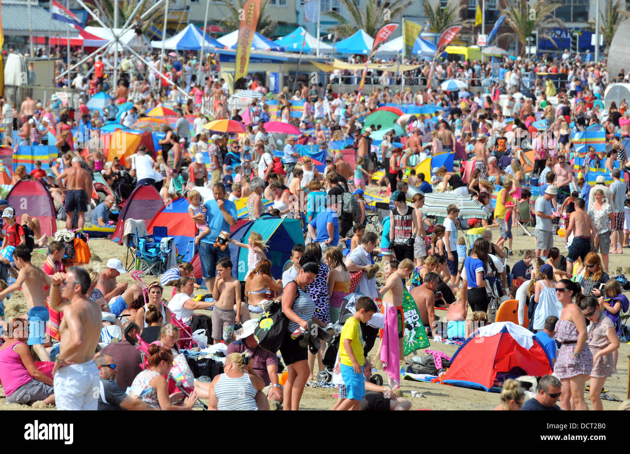 Busy crowded beach beaches crowds crowd hi-res stock photography and ...
