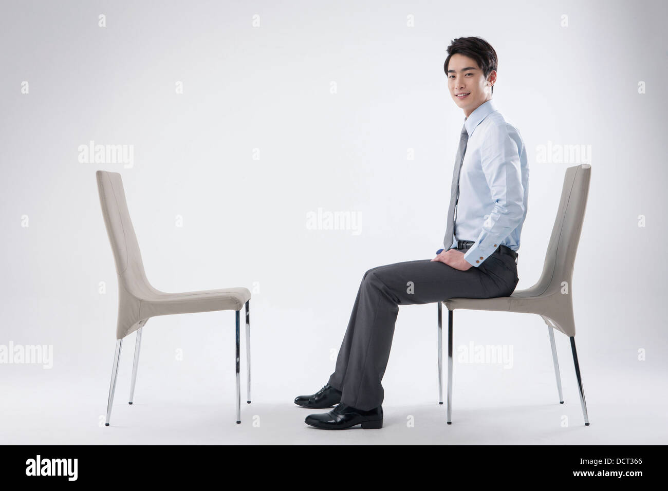 Person talking empty chair hi-res stock photography and images - Alamy