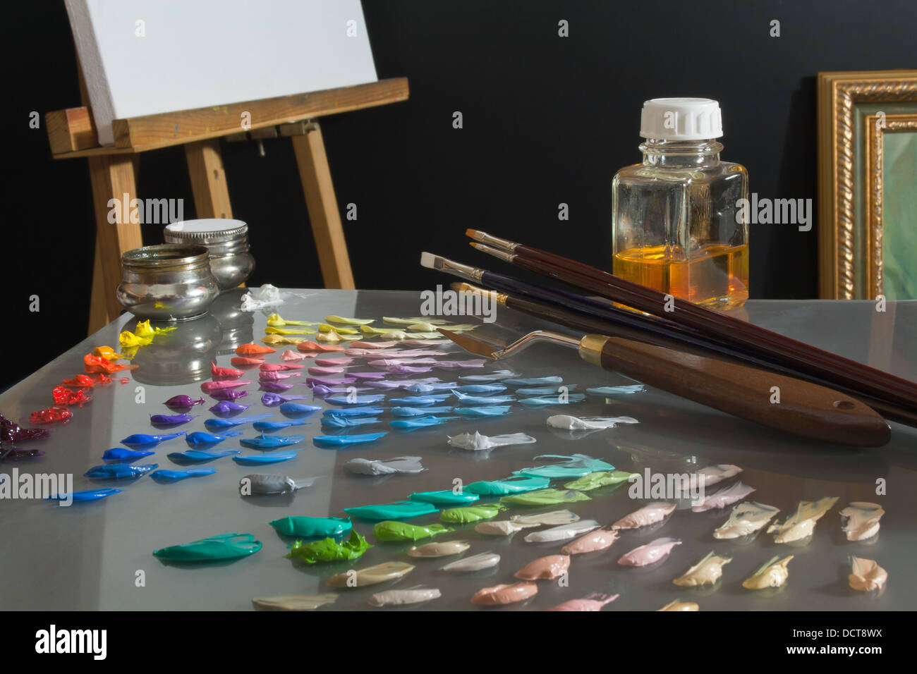 Artists brushes studio palette hi-res stock photography and images - Alamy