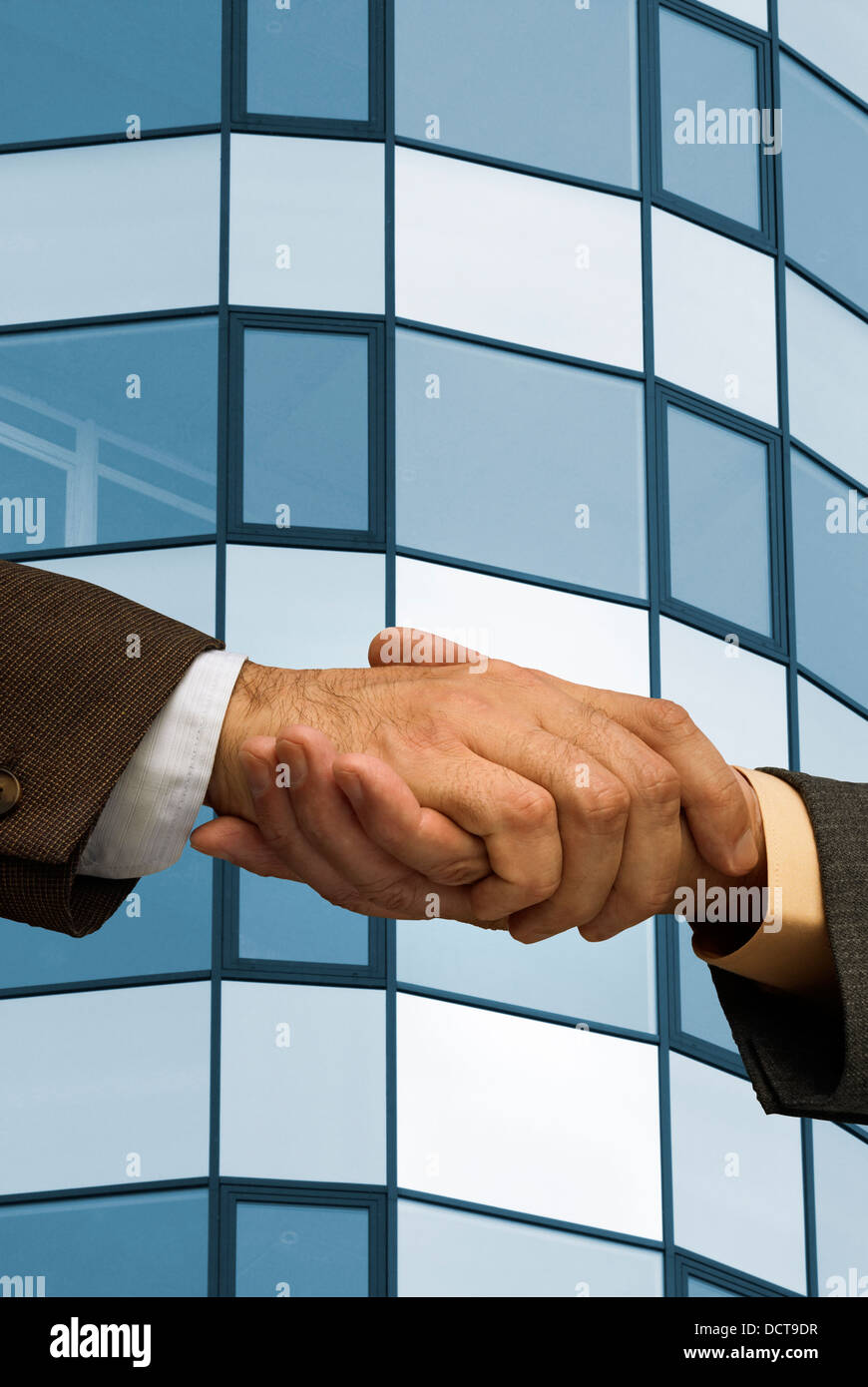 Deal done handshake hi-res stock photography and images - Alamy