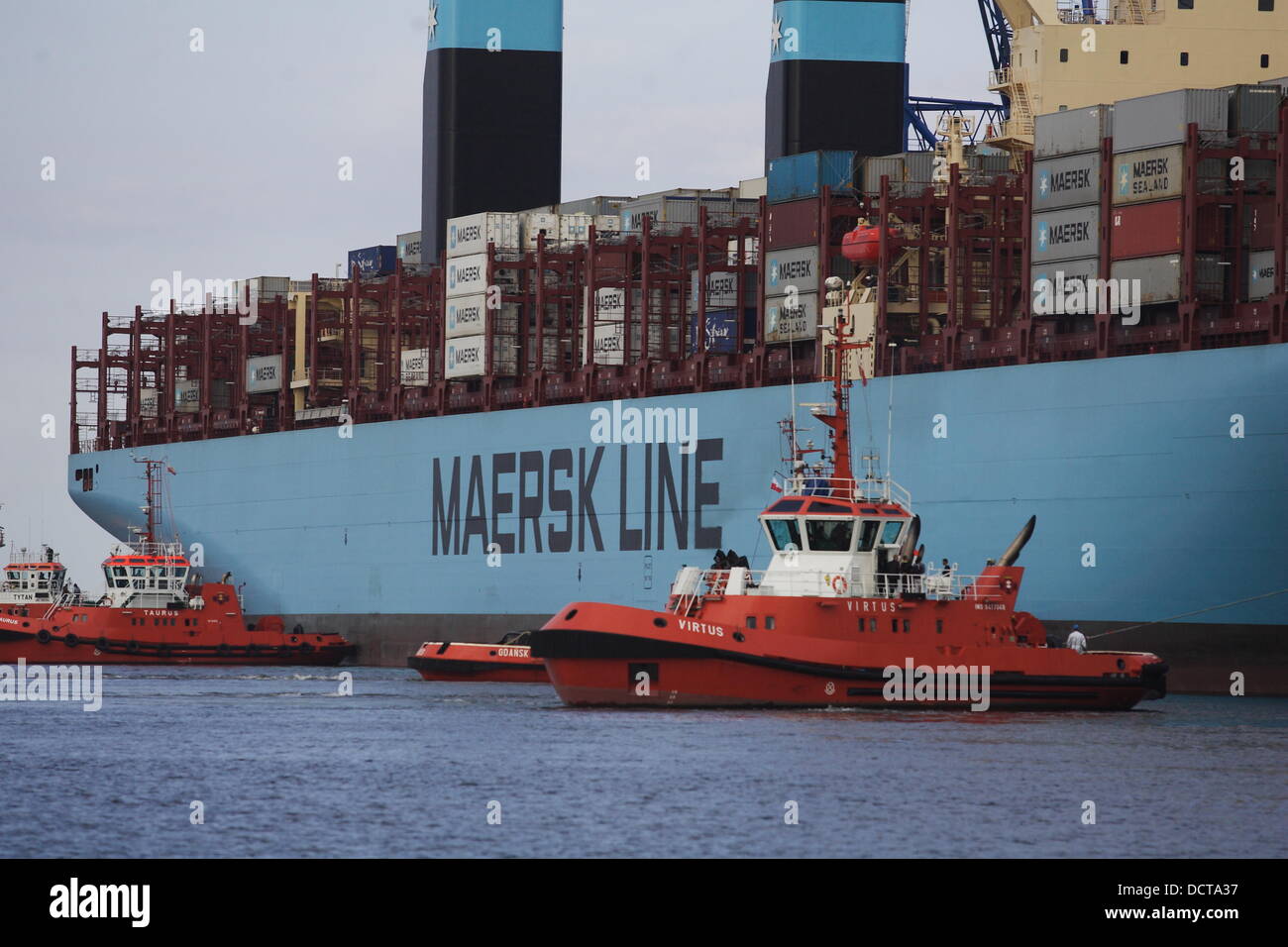 400 meters container ship hi-res stock photography and images - Alamy