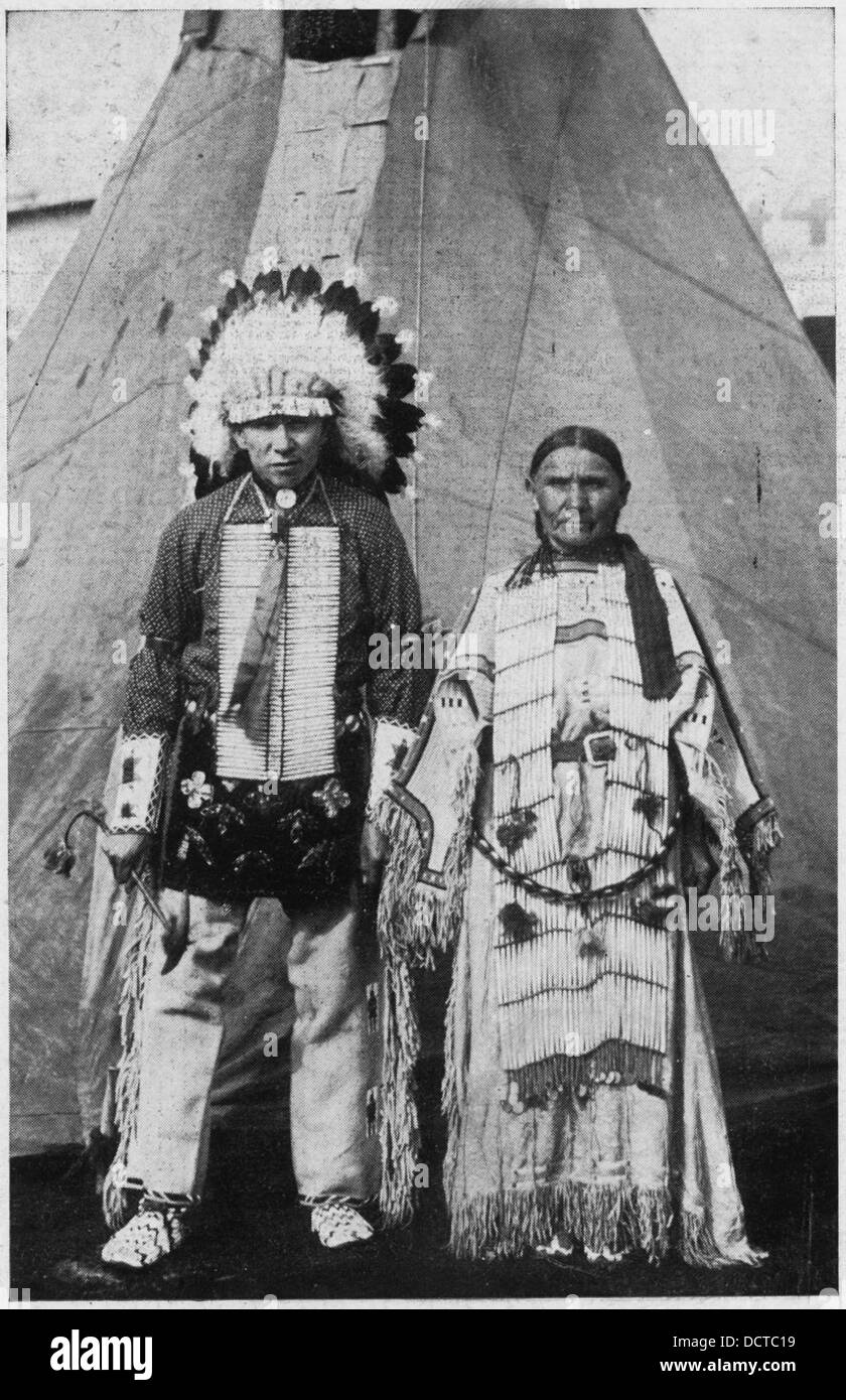Sioux indians in native dress hi-res stock photography and images - Alamy