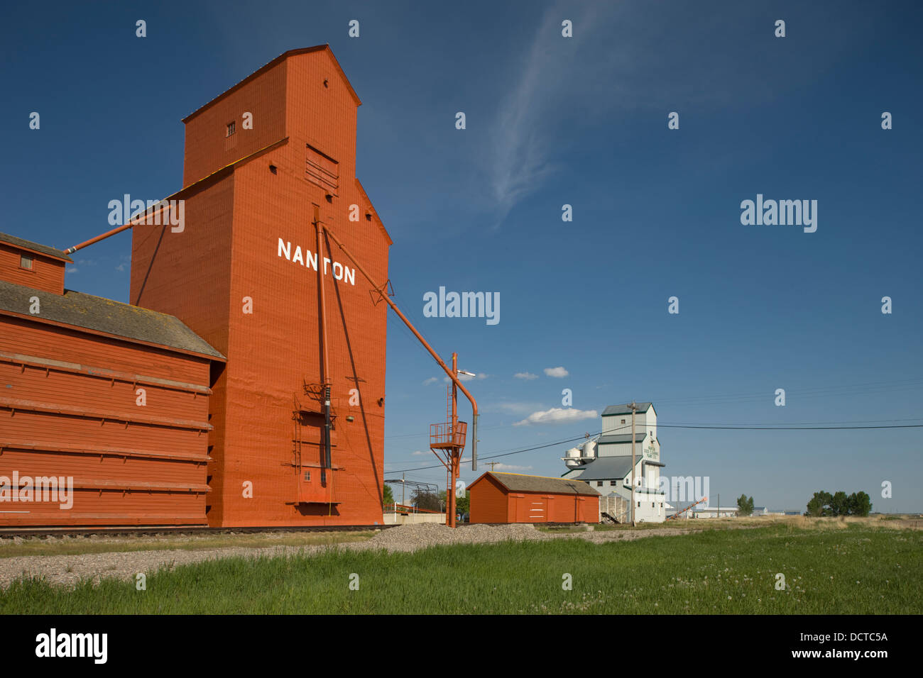 Row of grain elevators hi-res stock photography and images - Alamy