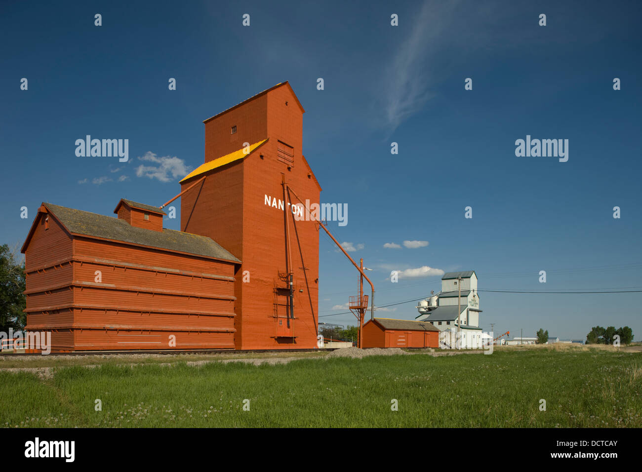 Row of grain elevators hi-res stock photography and images - Alamy