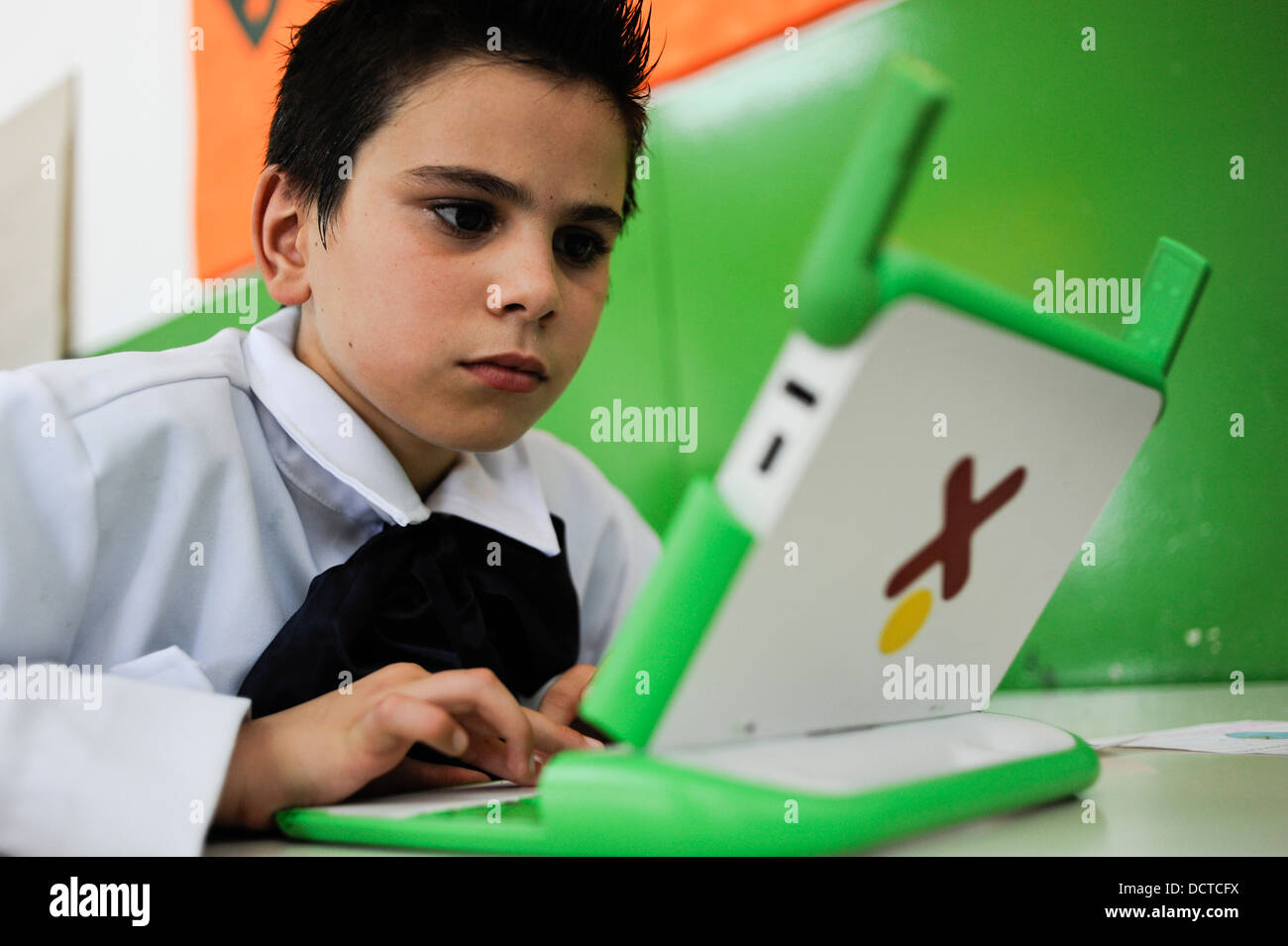 100 dollar laptop initiative hi-res stock photography and images - Alamy