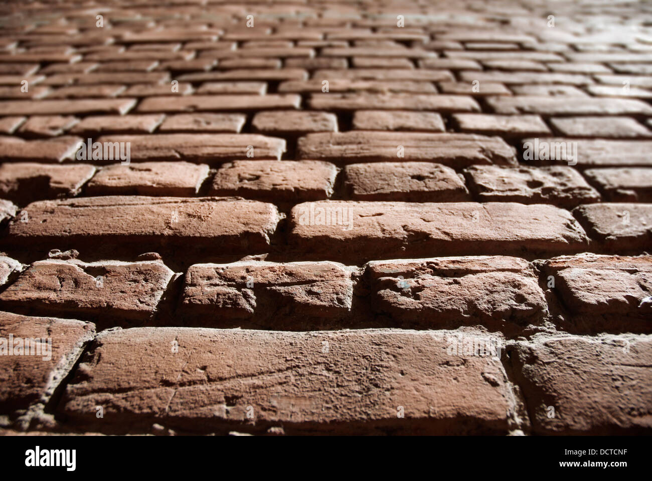Laying bricks line hi-res stock photography and images - Alamy