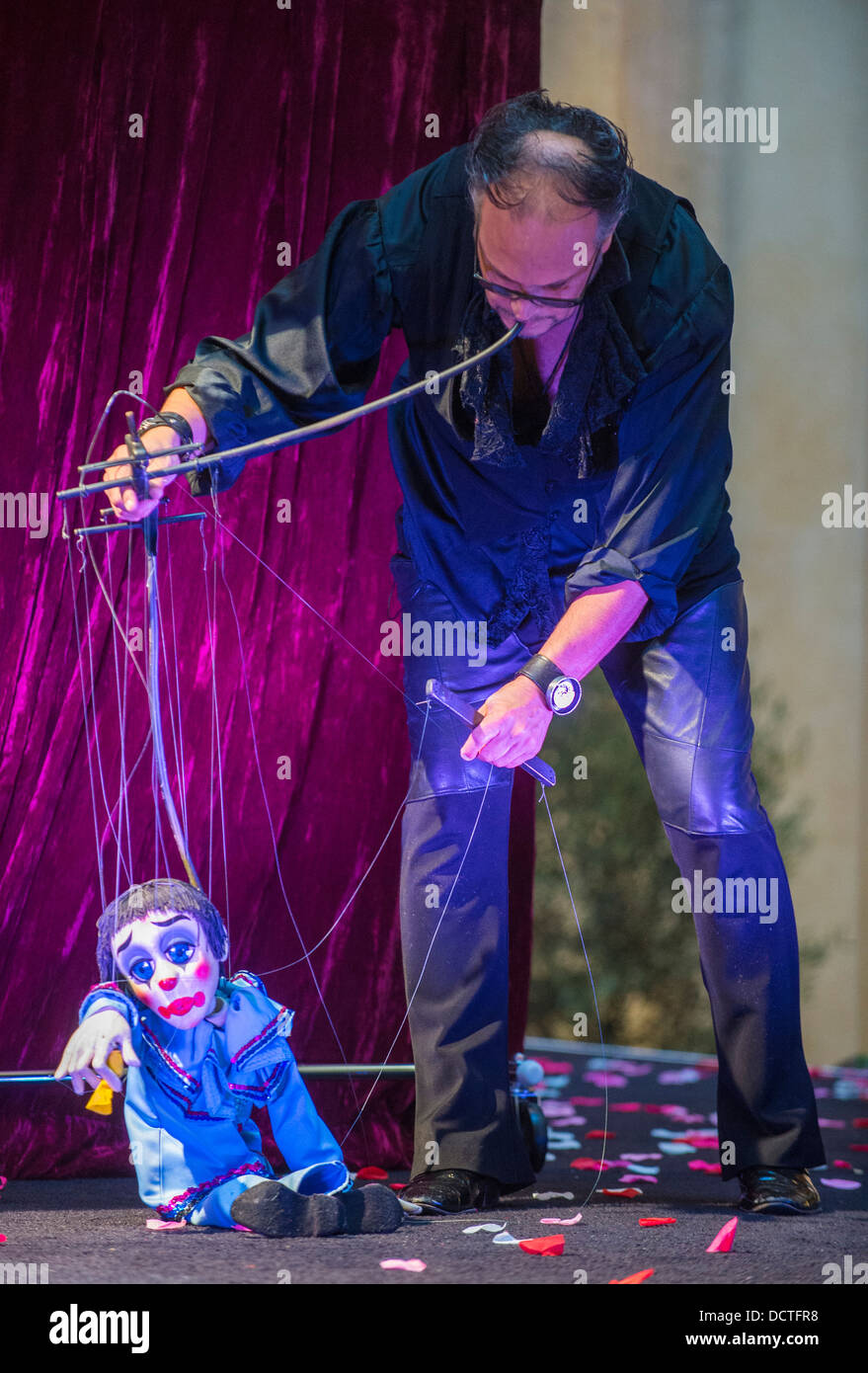String puppet marionette show hi-res stock photography and images - Alamy