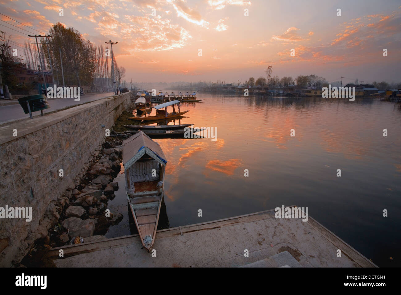 Srinagar kashmir people boats houseboat hi-res stock photography and ...