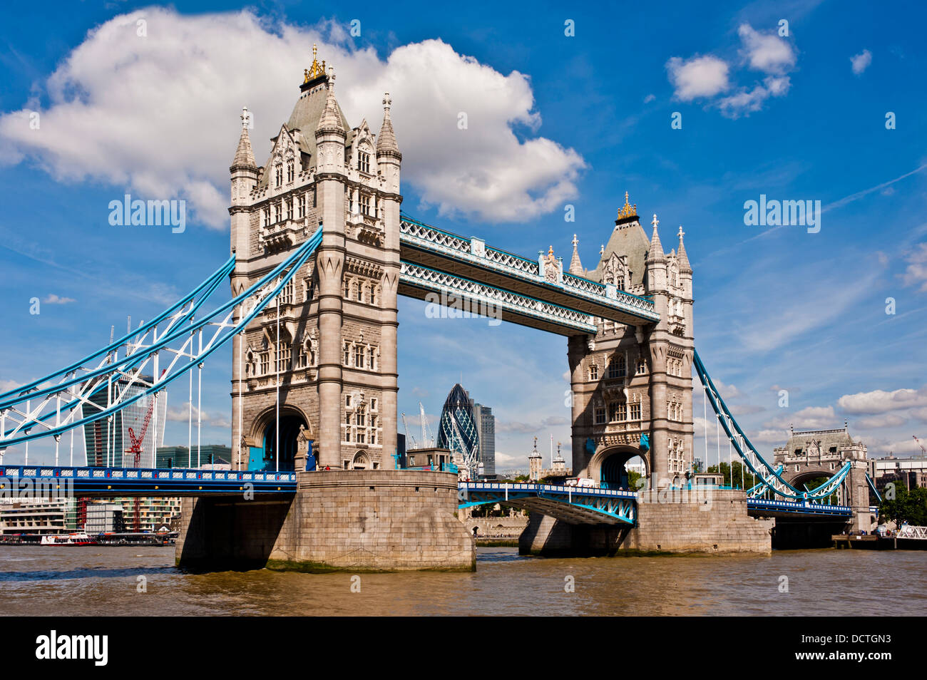 Sunny sky london hi-res stock photography and images - Alamy