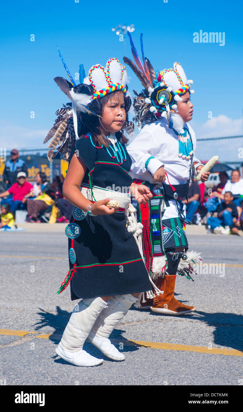 Native americans in traditional clothing hi-res stock photography and ...