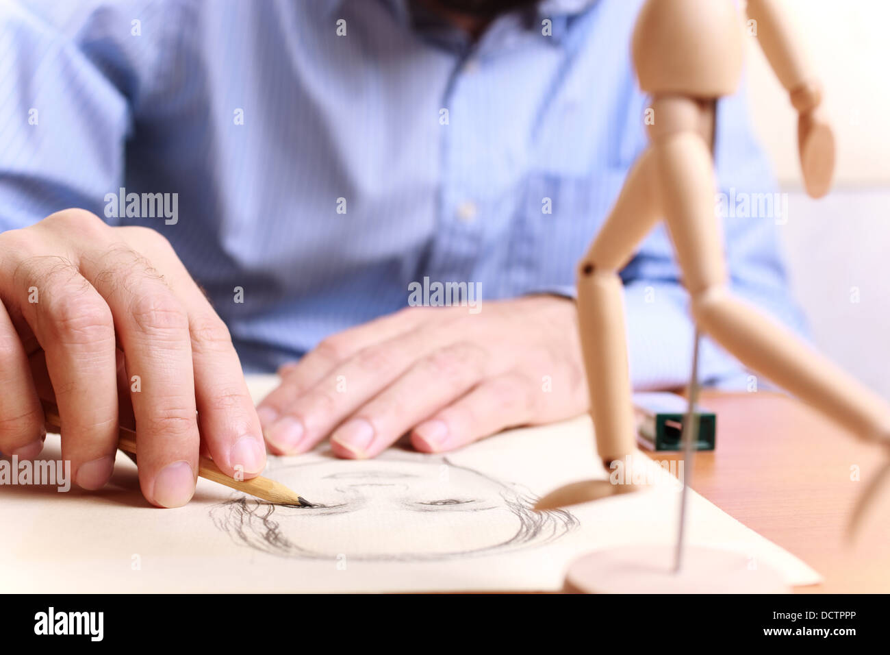 Artist pencil sketch hi-res stock photography and images - Alamy