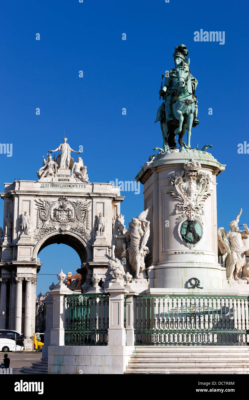 statue and arch Stock Photo - Alamy