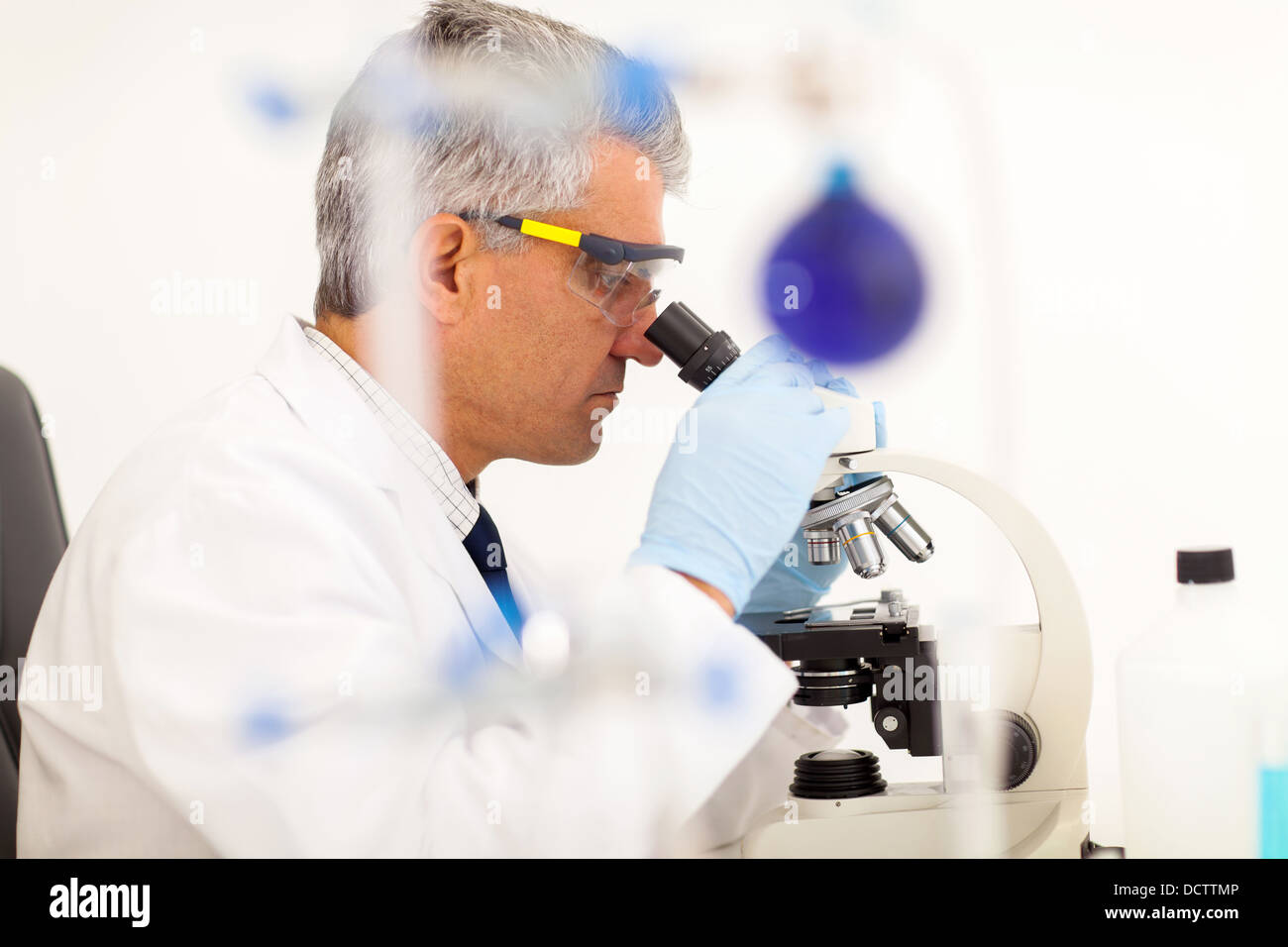 senior lab technician using microscope in laboratory Stock Photo - Alamy